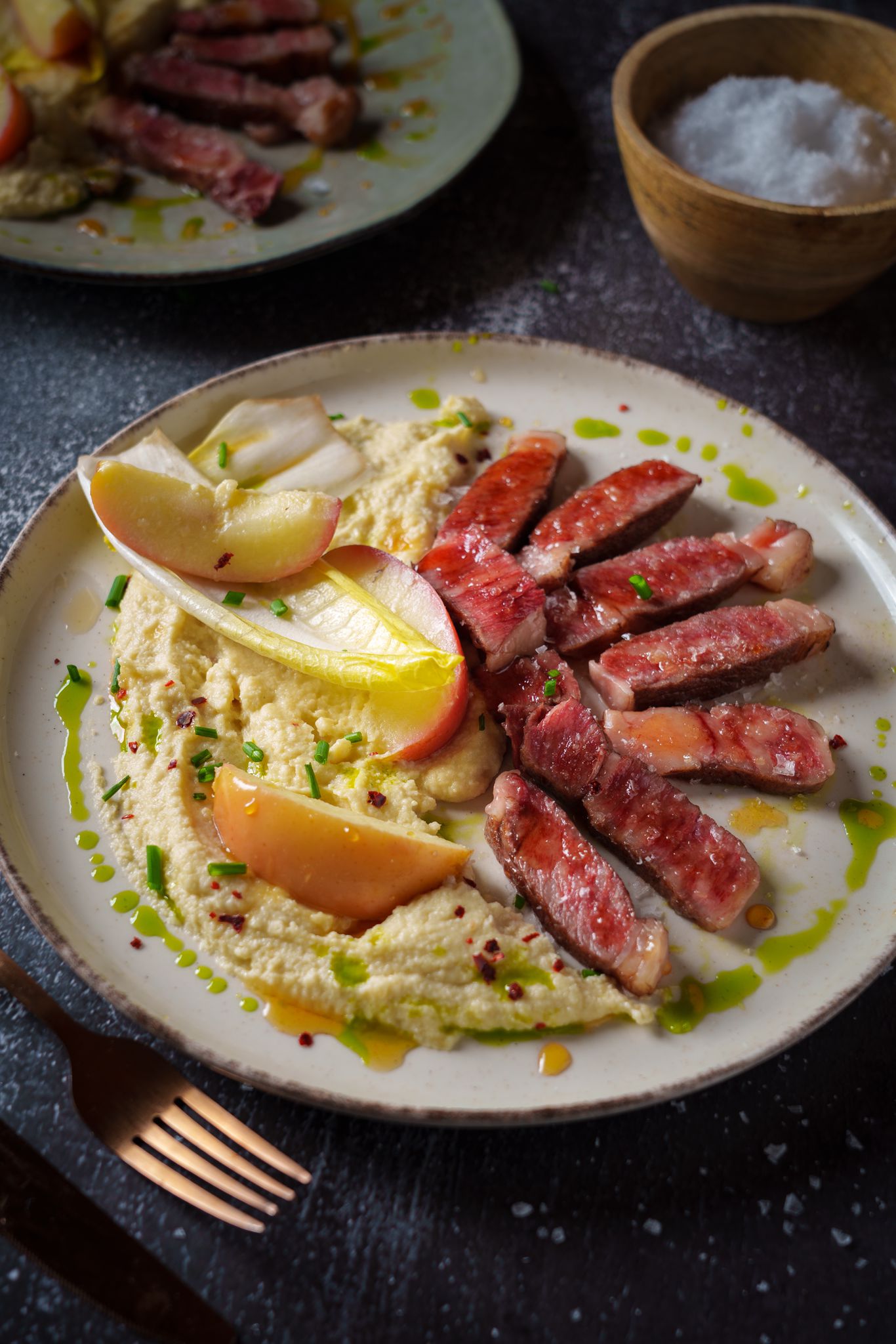 Wagyu Entrecote Rezept: Mit Chicorée, Blumenkohl, Apfel & Ahornsirup ...